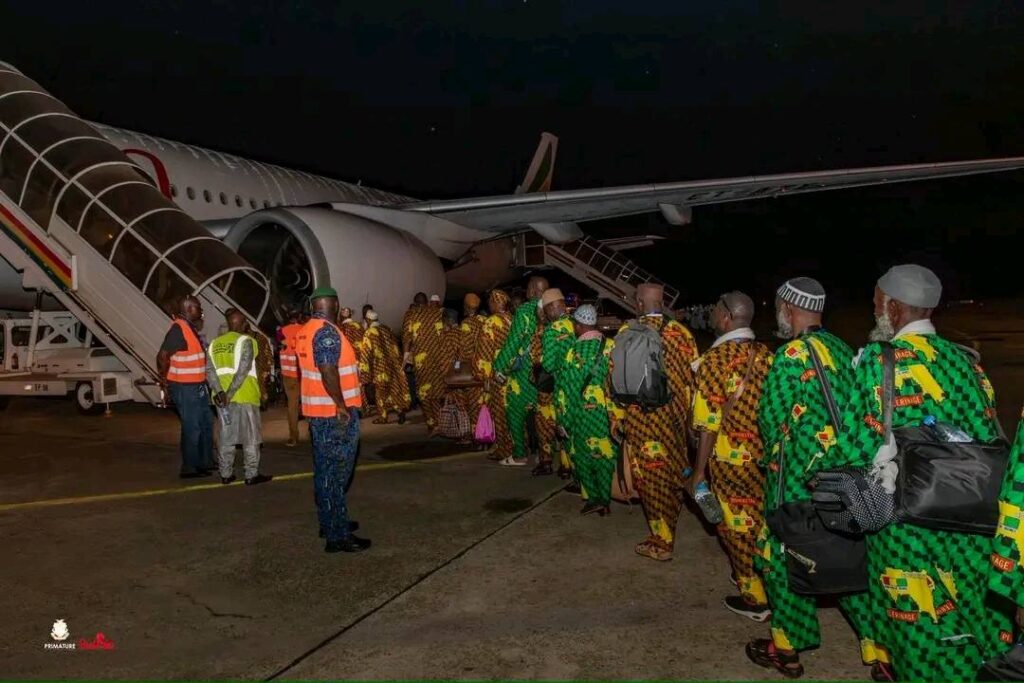 Hajj 2026 : le premier convoi de pèlerins guinéens quitte Conakry ...